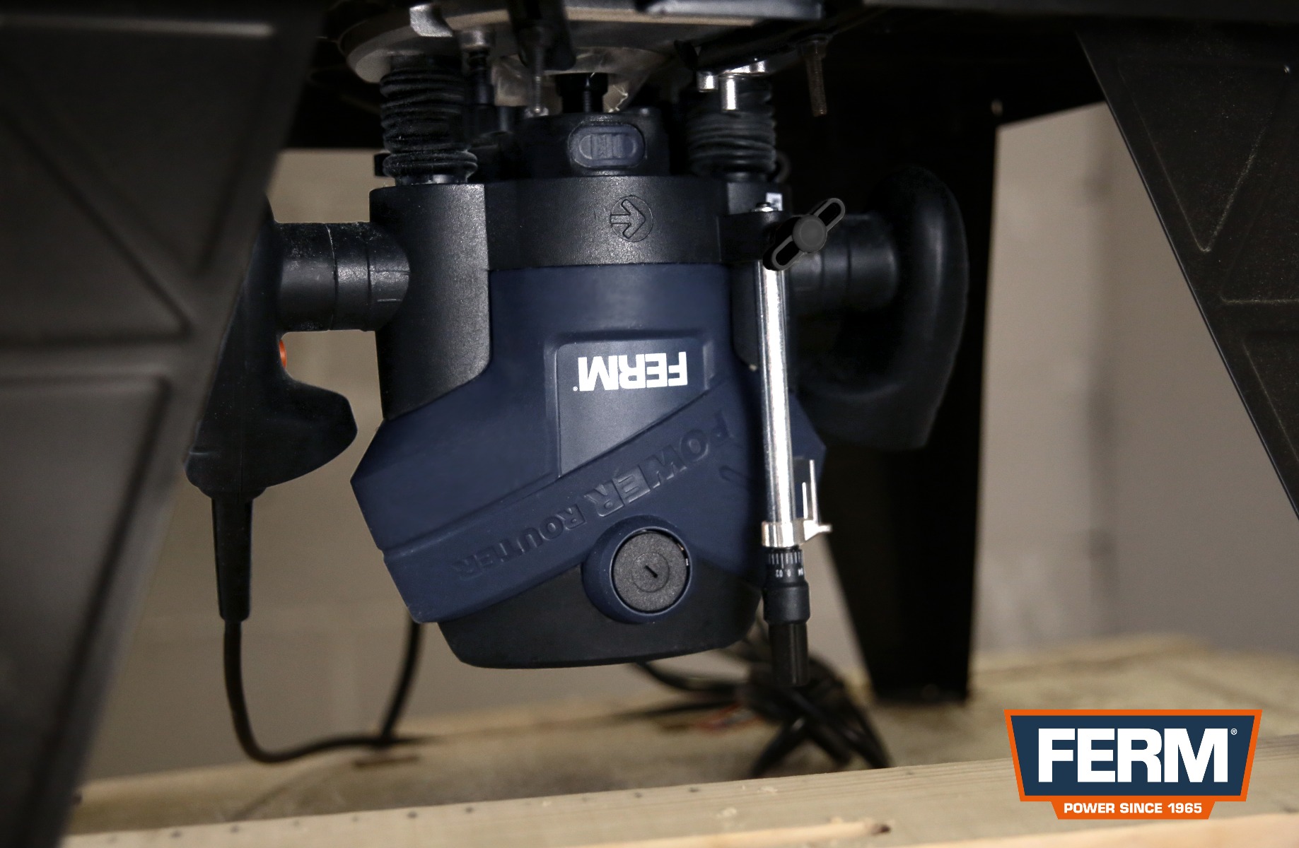 FERM Fresatrice verticale 1300W. Include 6 frese, guida parallela ...