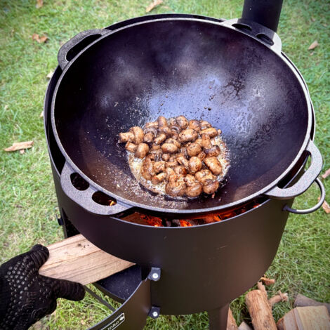 BBQ-Toro Gusseisen Kazan 19 L mit Kazan Ofen Ø 44 cm, Gusstopf mit Deckel, Gulaschkessel, Feuertopf