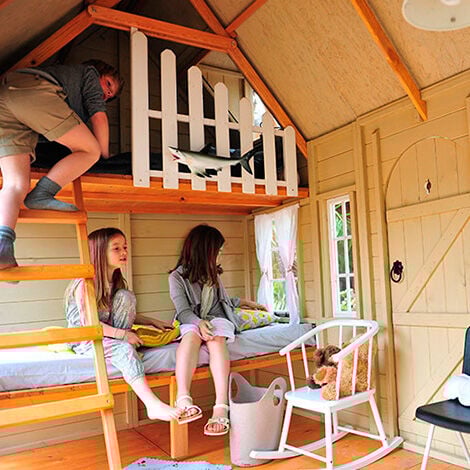 Großes Gartenhaus aus Holz mit innenliegendem Doppeletagenbett und ...