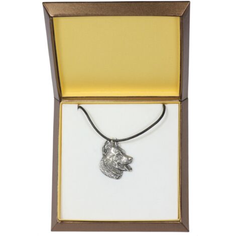 Pastore francese Beauceron - una collana con un cane in una scatola ...