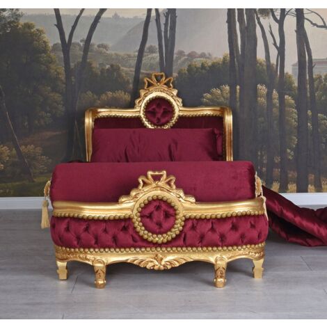 Canapé Royal capitonné en velours bordeaux finition dorée classique