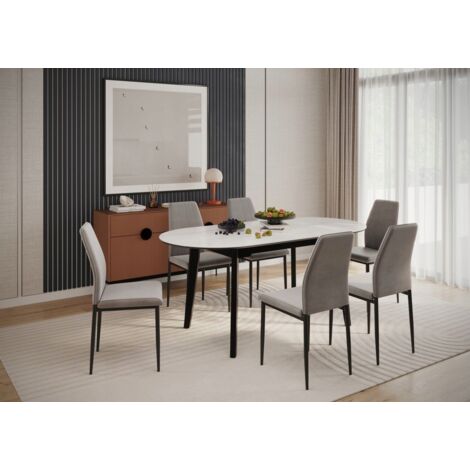 SILLA GRIS CON TAPIZADO DE TERCIOPELO VERTICAL PARA UN COMEDOR MODERNO