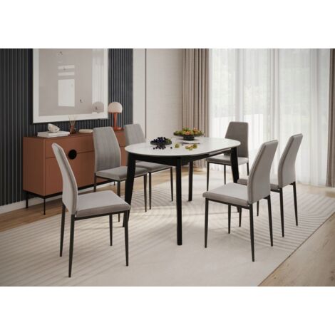 SILLA GRIS CON TAPIZADO DE TERCIOPELO VERTICAL PARA UN COMEDOR MODERNO