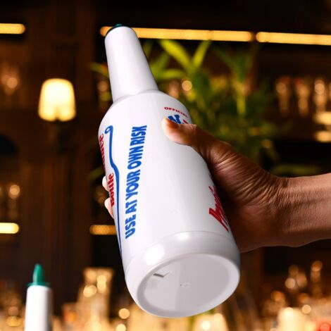 Coctelera de vino con botella de barman de estilo colorido. Práctica de ...