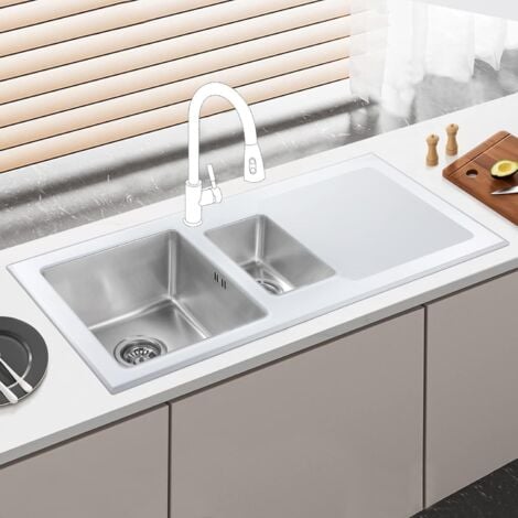 One and a half bowl sink