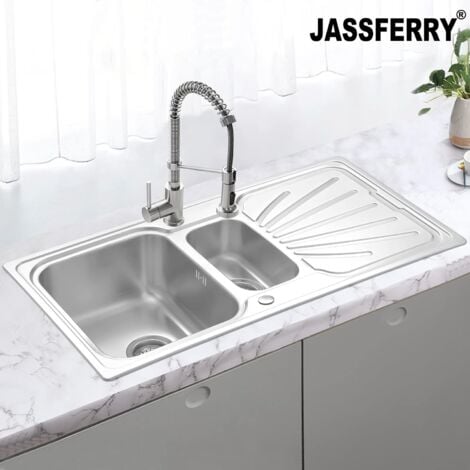 One and a half bowl sink