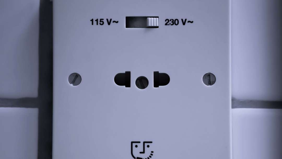 Prise rasoir de salle de bains : installation