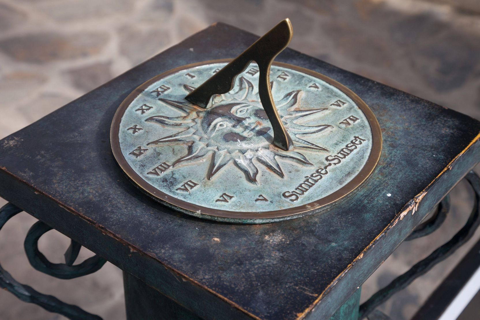 How to position a sundial