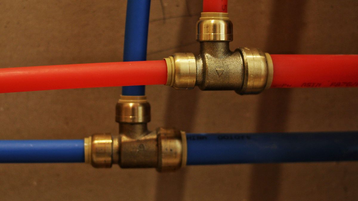 Comment poser un raccord PER automatique ou à clipser