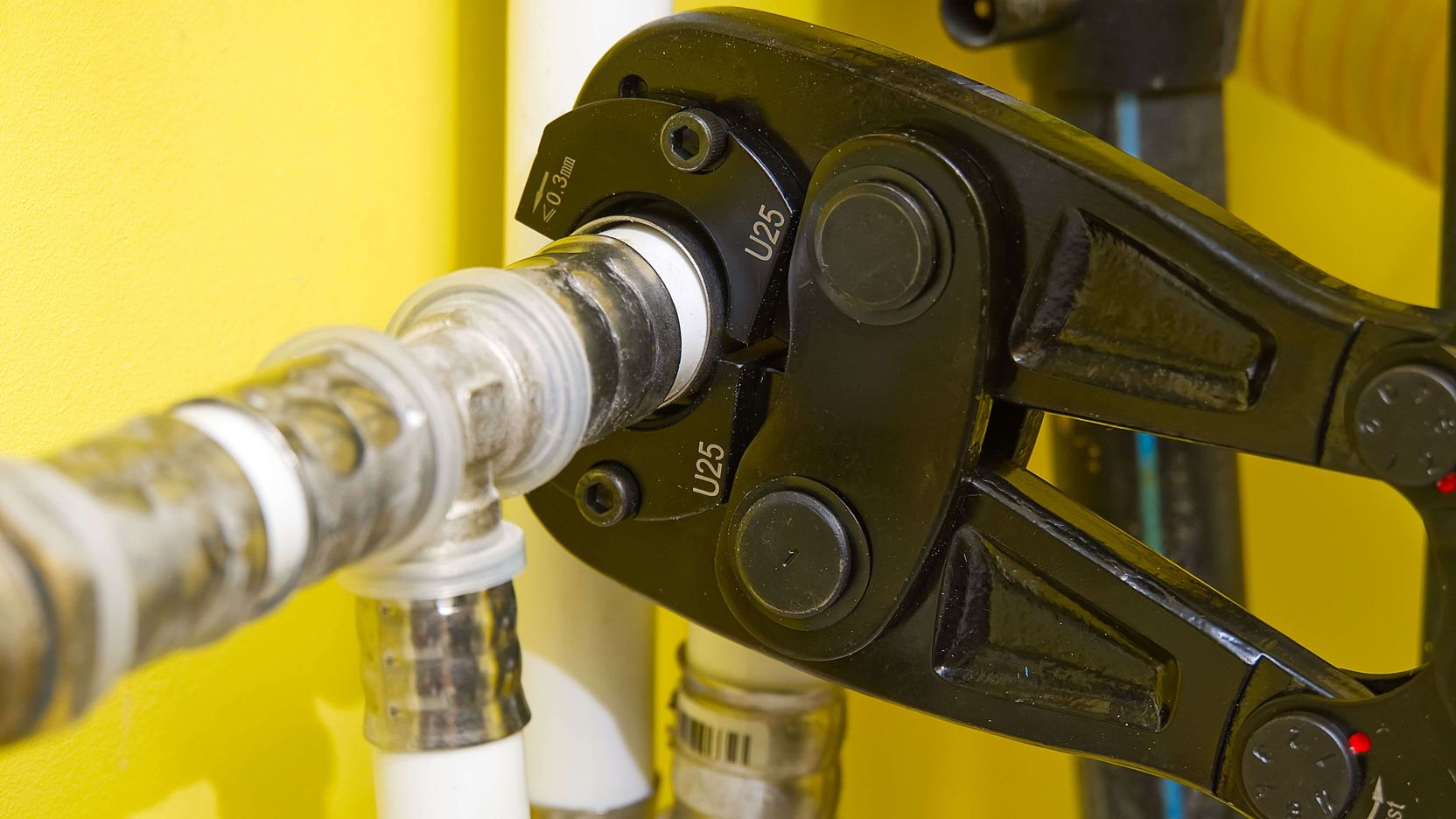 Comment poser un raccord PER à sertir