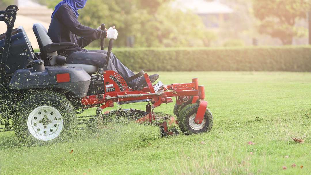 ¿Cómo mantener un tractor cortacésped?