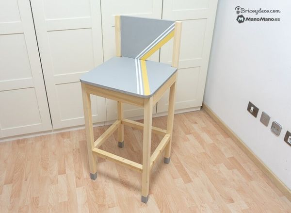 DIY-Anleitung für einen Barhocker aus Holz mit Rückenlehne