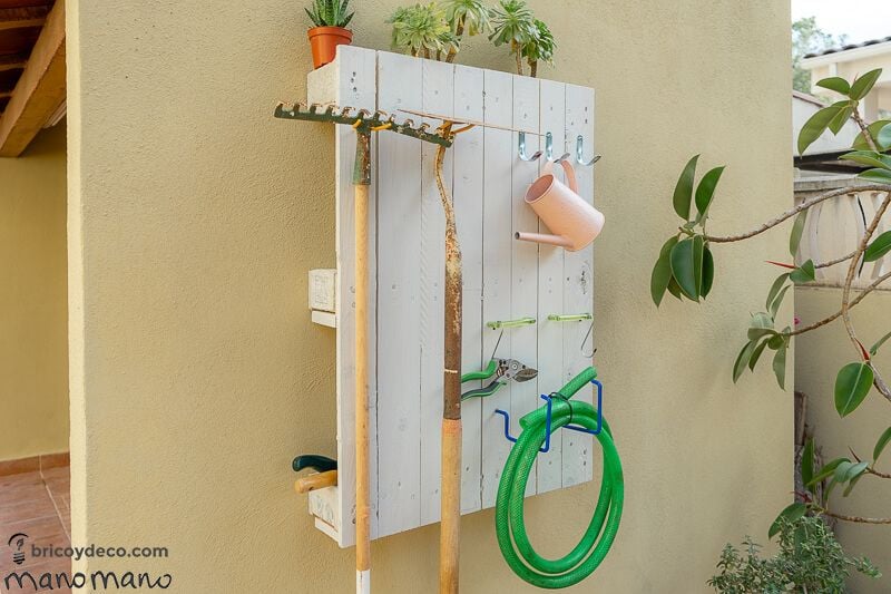 Easy pallet projects: DIY outdoor tool storage