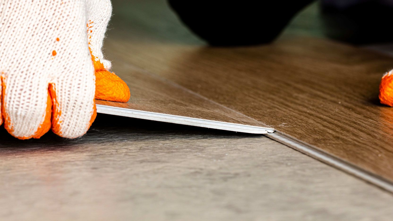 How to lay vinyl floor tiles or planks in the bathroom